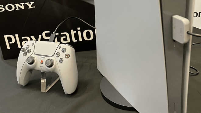 PlayStation 5 & Controller in PS1-Design: Sony baut einzigartige Konsole